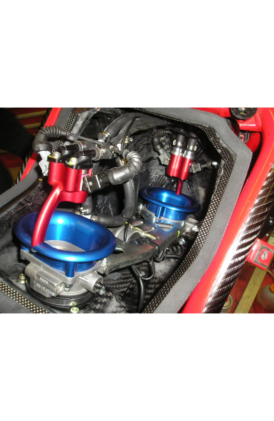 SU ORDINAZIONE .Airbox maggiorato in carbonio 1098/1198